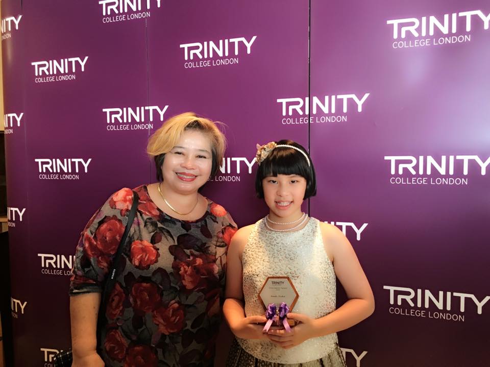 รางวัลคะแนนสอบเกียรตินิยมอันดับ 1 ระดับ Grade2 Trinity Awards 2015 ...
